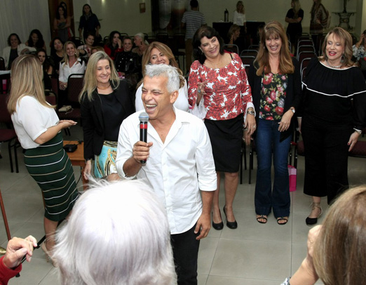 Jaime Aroxa ensinando a dançar | Society Rio-SP